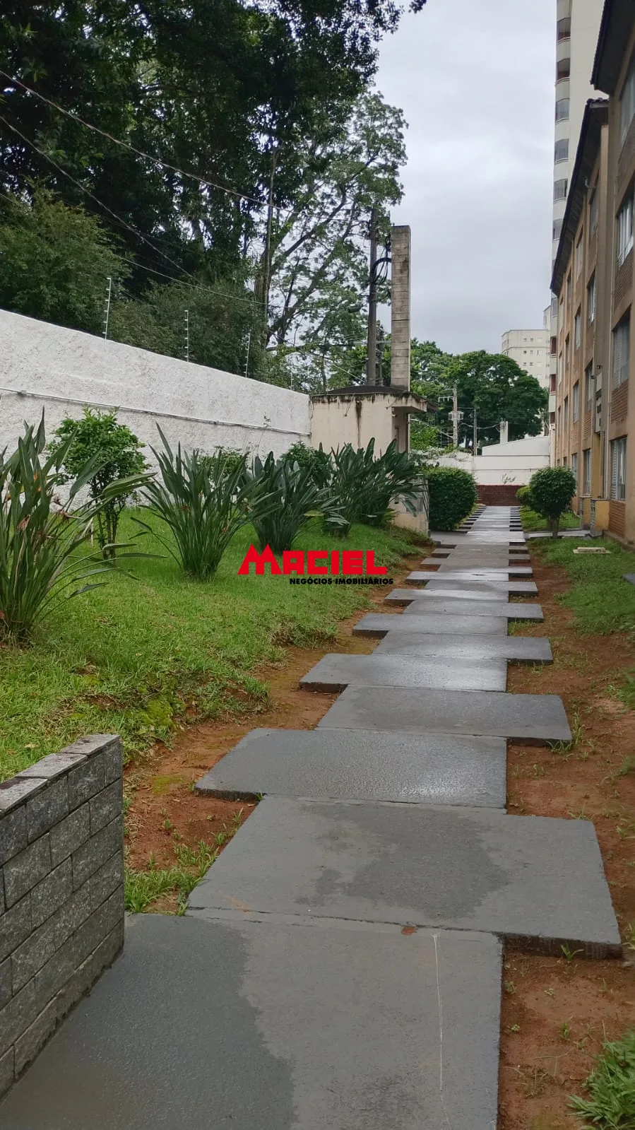 Apto padrão no Satelite com 2 dormitorios, piso ceramico , esta vago